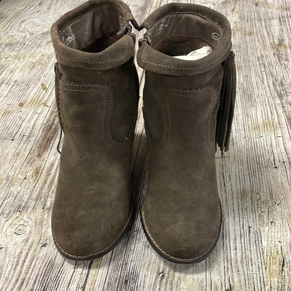 Sbicca | Shoes | Sbicca Wynonna Suede Fringe Tassel Stacked Heel Boot 7 ...